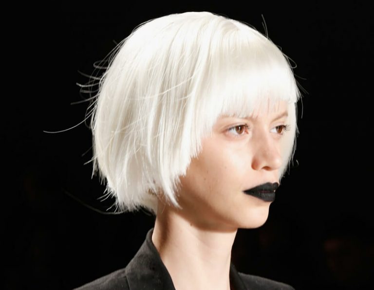 Haare weiβ färben: die Vor- und Nachteile dieses neuen Trends