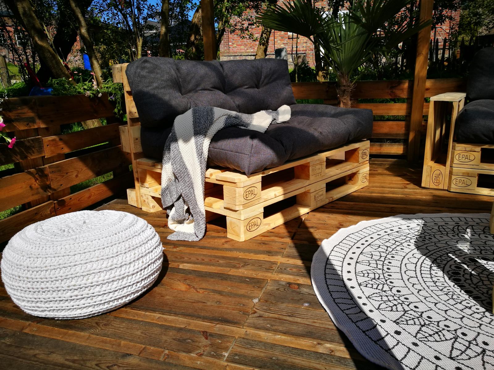 Lounge aus Paletten mit Palettenkissen - Palettenmöbel DIY - Garten ...