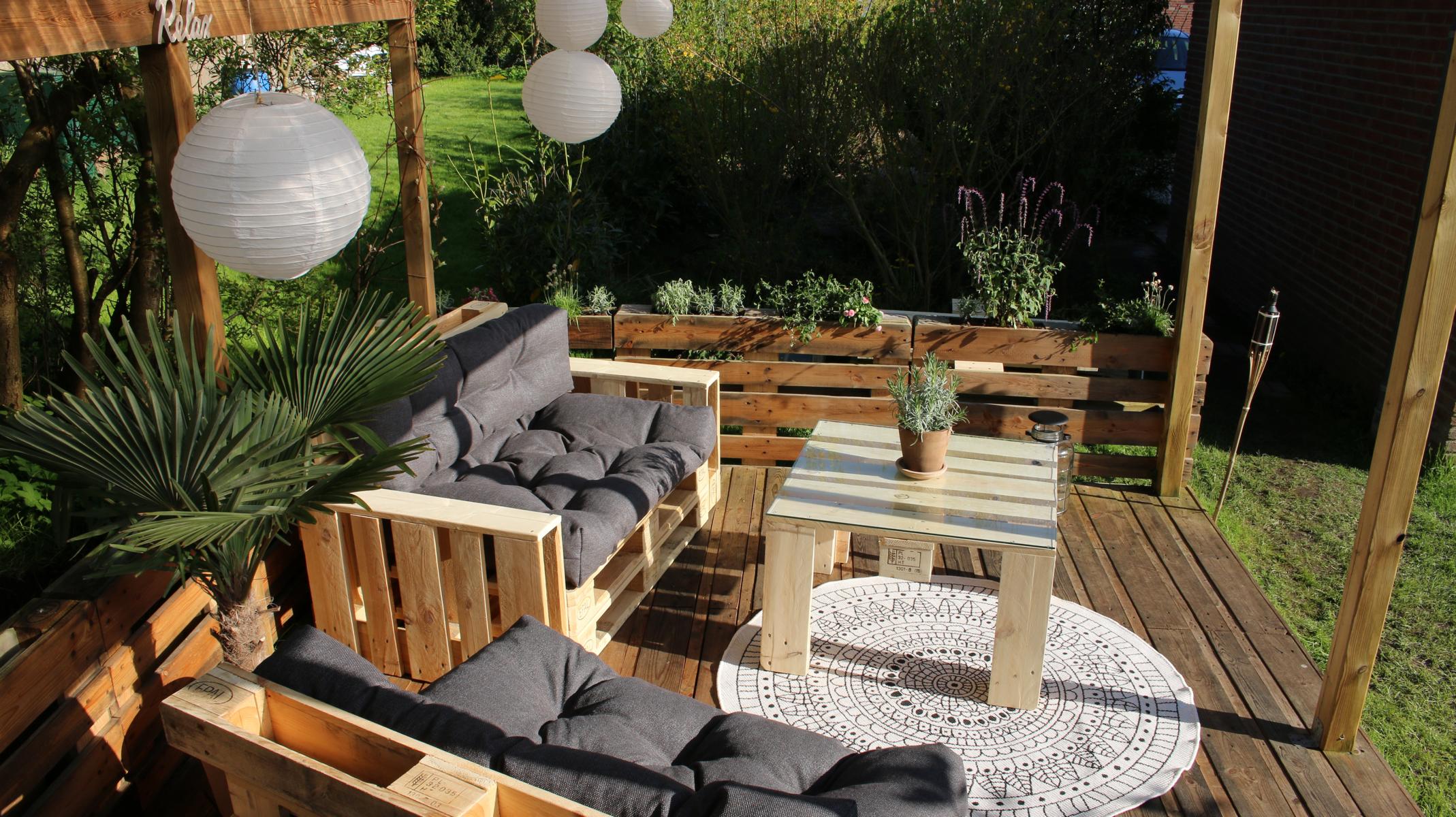 Lounge aus Paletten mit Palettenkissen - Palettenmöbel DIY - Garten ...