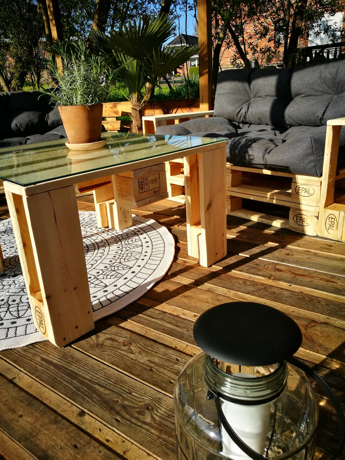 Lounge aus Paletten mit Palettenkissen - Palettenmöbel DIY - Garten ...