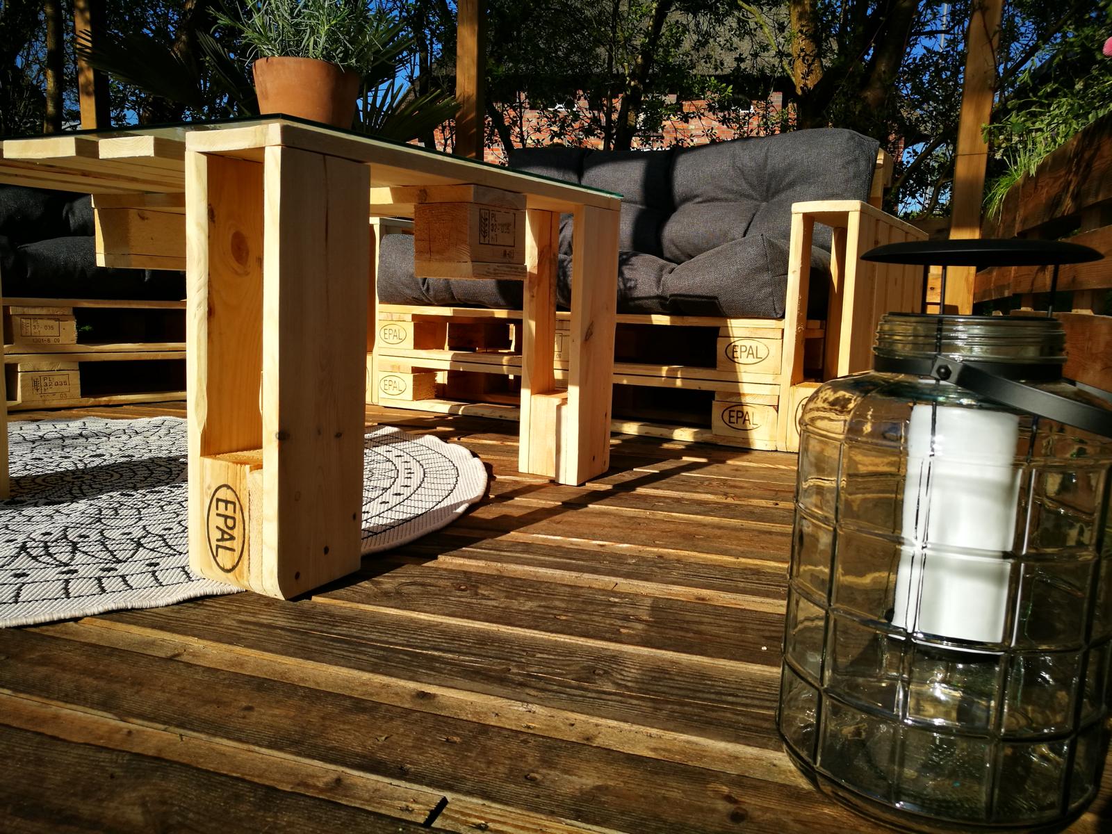 Lounge aus Paletten mit Palettenkissen - Palettenmöbel DIY - Garten ...