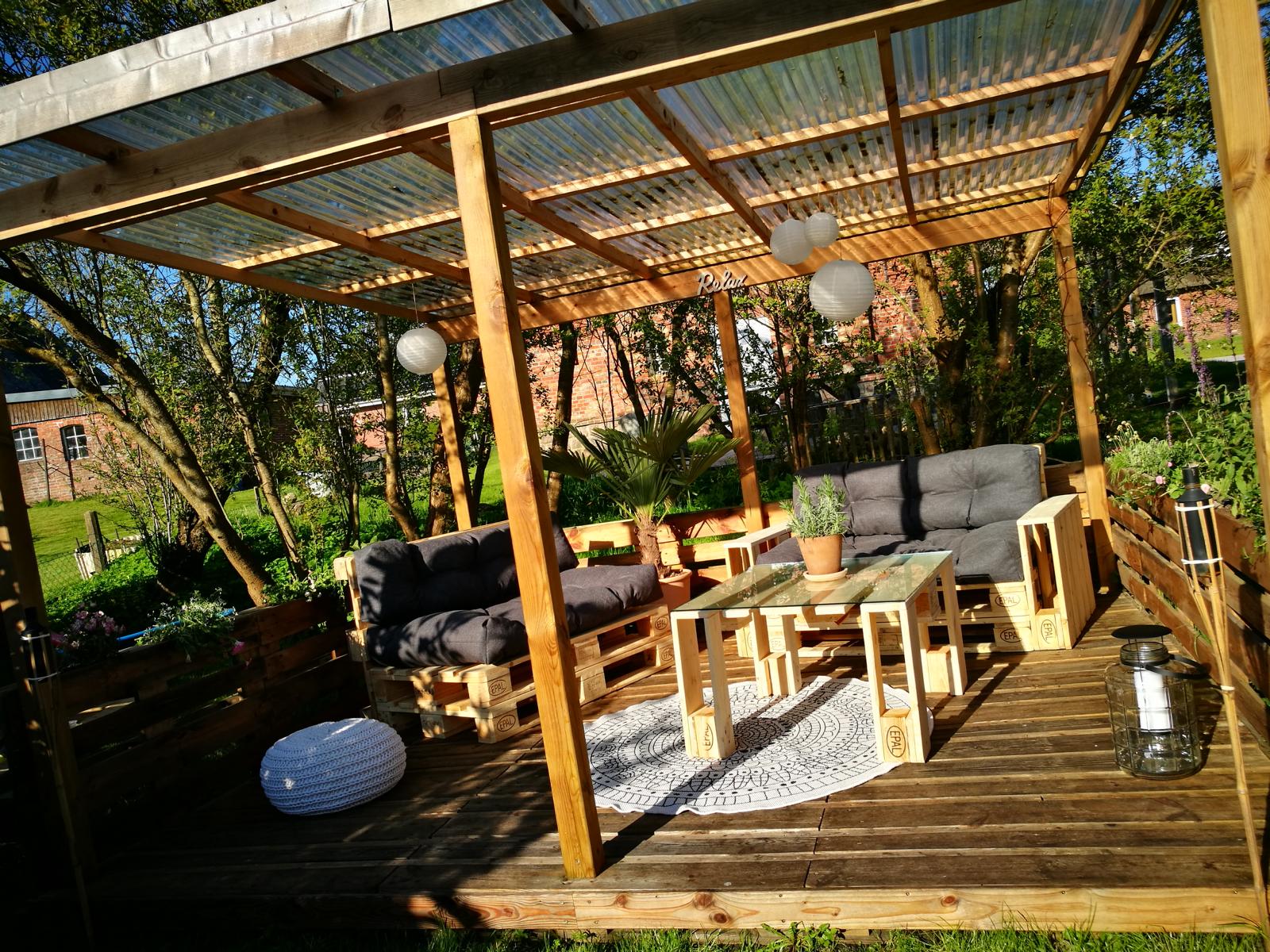 Lounge aus Paletten mit Palettenkissen - Palettenmöbel DIY - Garten ...