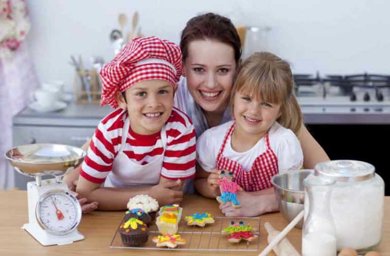 Backen mit Kindern: Rezeptideen für viele glückliche Momente zusammen