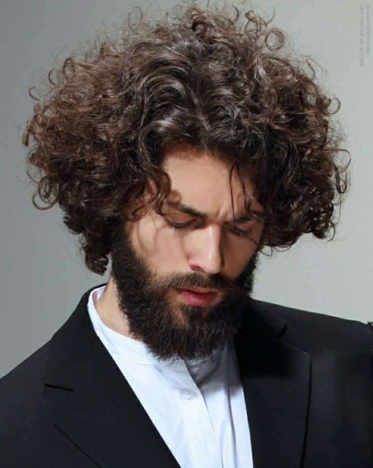 Frisuren mit Vollbart für einen selbstbewussten, maskulinen Look