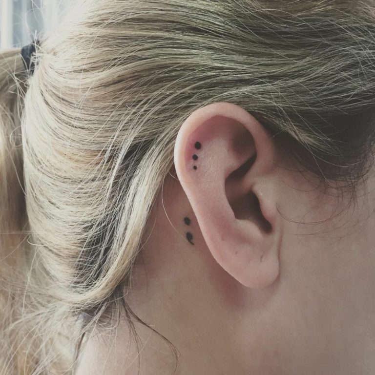 Helix Tattoo am Ohr: alles über den neuen Instagram-Trend