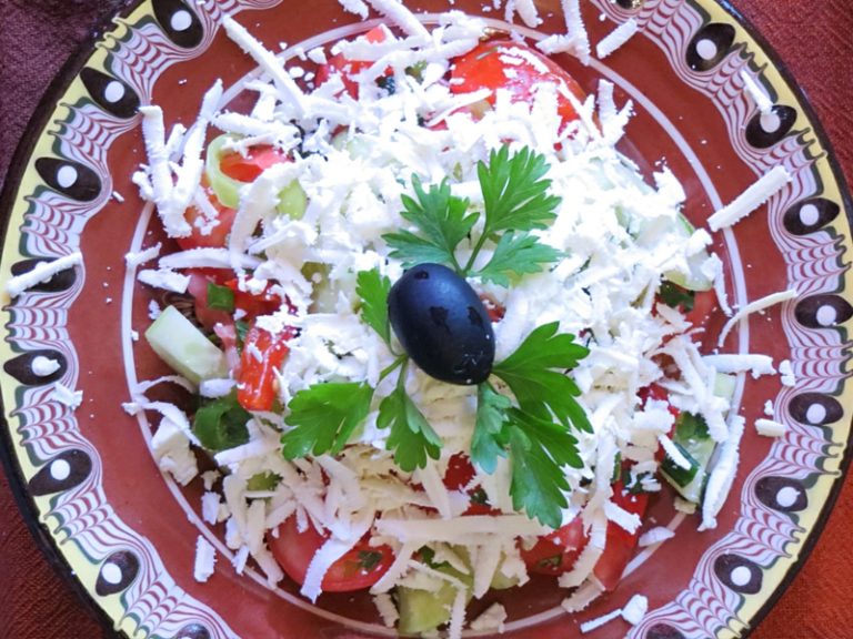 Schopska Salat: eine sommerliche Spezialität aus der bulgarischen Küche