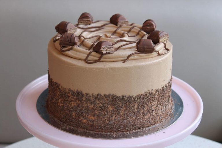 Kinder Bueno Torte Rezept - So geht`s mit oder ohne Backen! - Rezepte ...